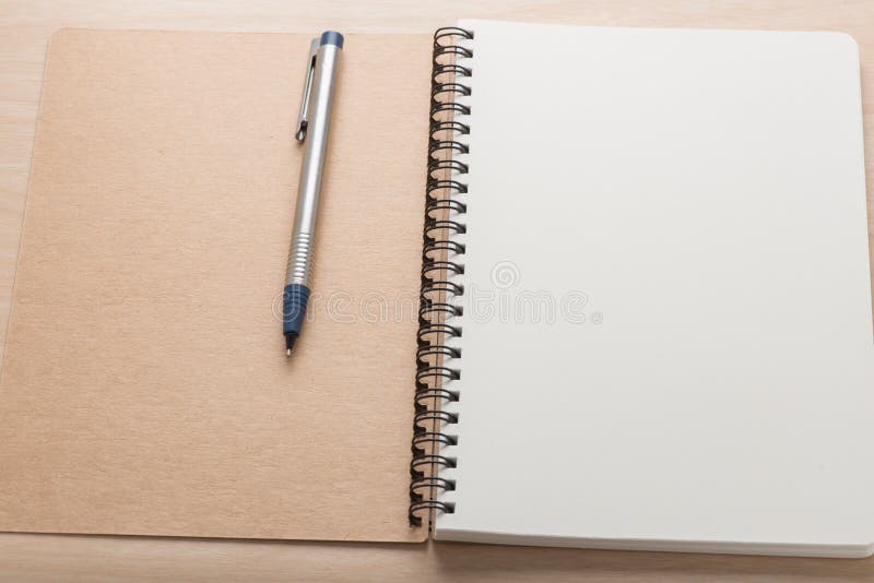 Libreta y lápiz abiertos foto de archivo. Imagen de idea - 61492508