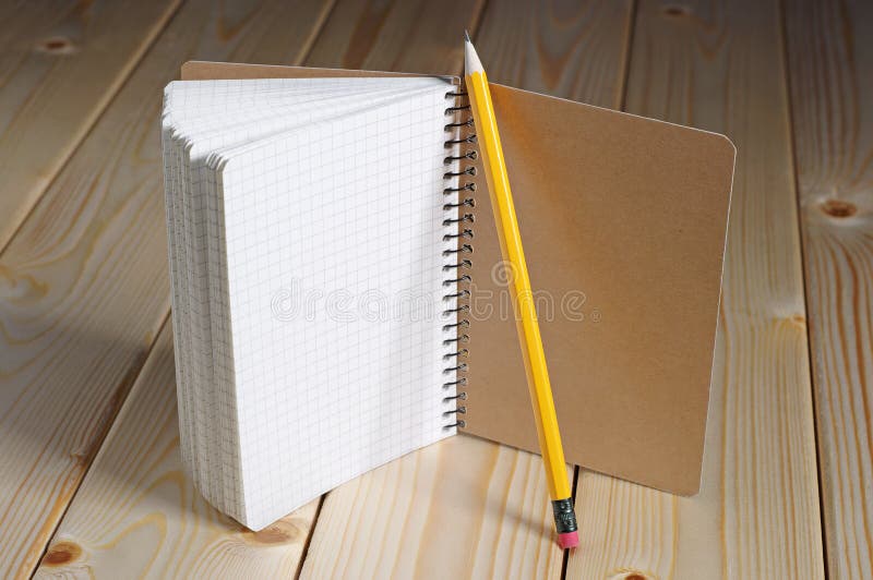 Libreta y lápiz abiertos foto de archivo. Imagen de cuaderno - 62906790