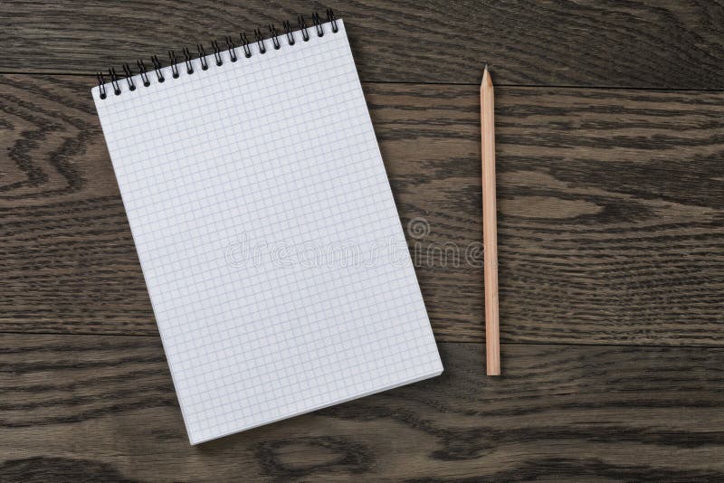 Libreta Y Lápiz En Blanco En La Tabla De Madera Foto de archivo ...