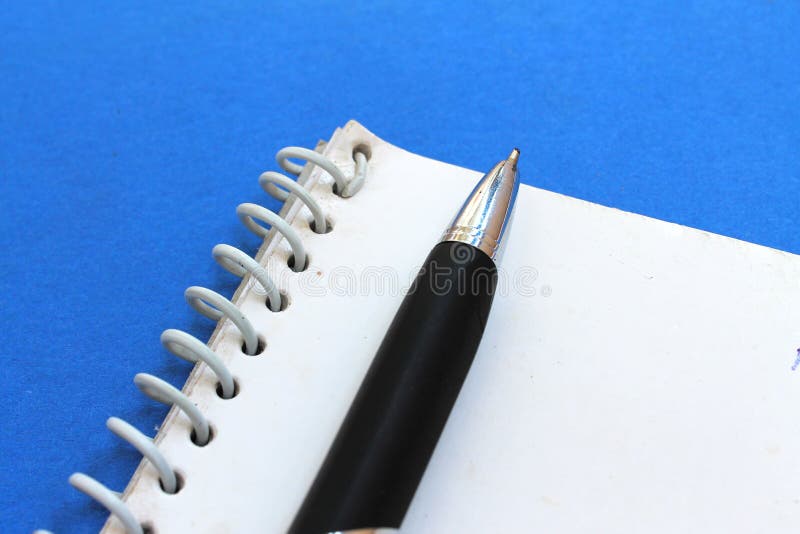 Libreta y pluma foto de archivo. Imagen de escriba, oficina - 27589450