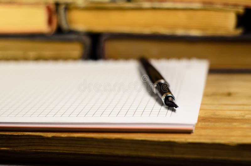 Libreta Y Pluma Delante De Los Libros Foto de archivo - Imagen de nota ...