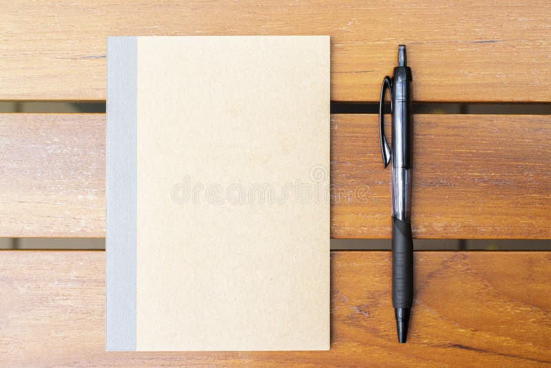 Libreta y pluma en blanco imagen de archivo. Imagen de mofa - 89666555