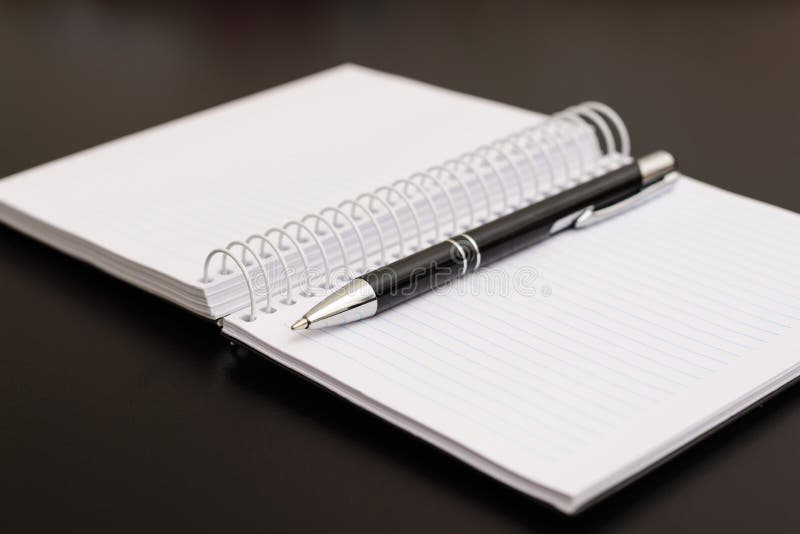 Libreta Y Pluma En La Tabla De Madera Negra Foto de archivo - Imagen de ...