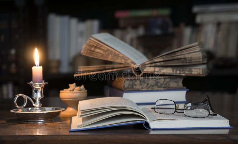 Libri aperti con i vetri fotografia stock. Immagine di fuoco - 47164270