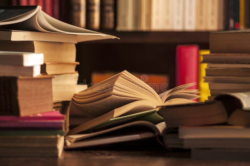 Libri In Una Stanza Di Studio Immagine Stock - Immagine di penna ...