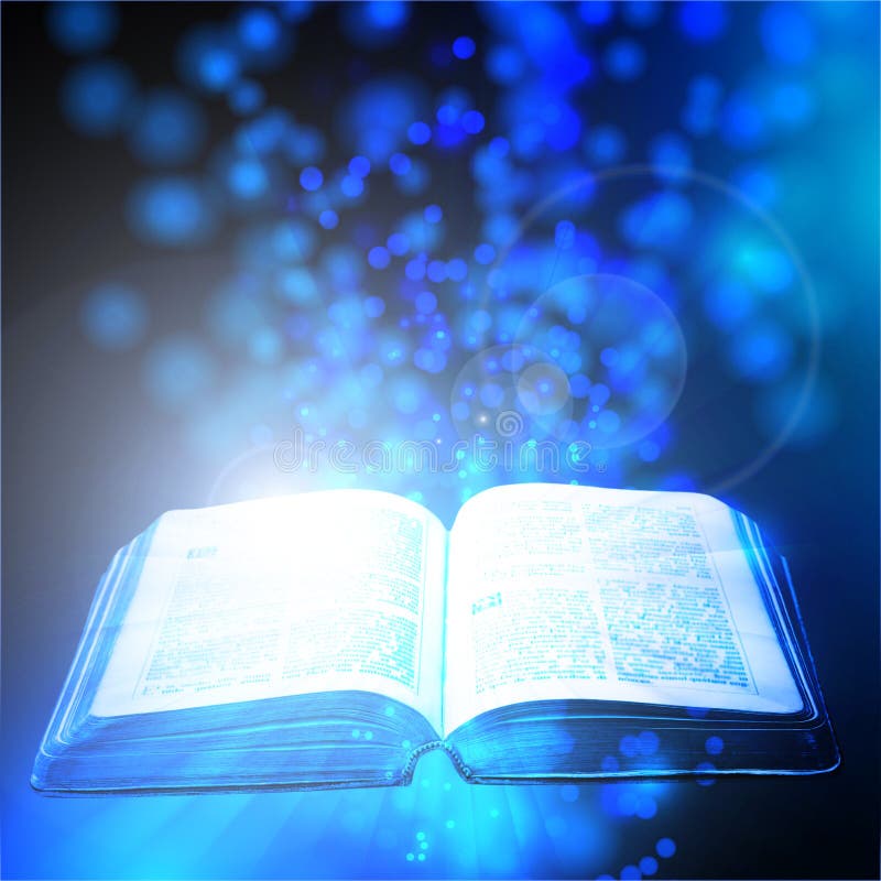Sagrada Biblia Abierta Con Las Luces Que Brillan Intensamente Imagen de ...