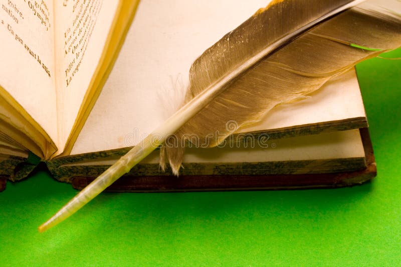 Libro abierto con la pluma foto de archivo. Imagen de sucio - 17651766