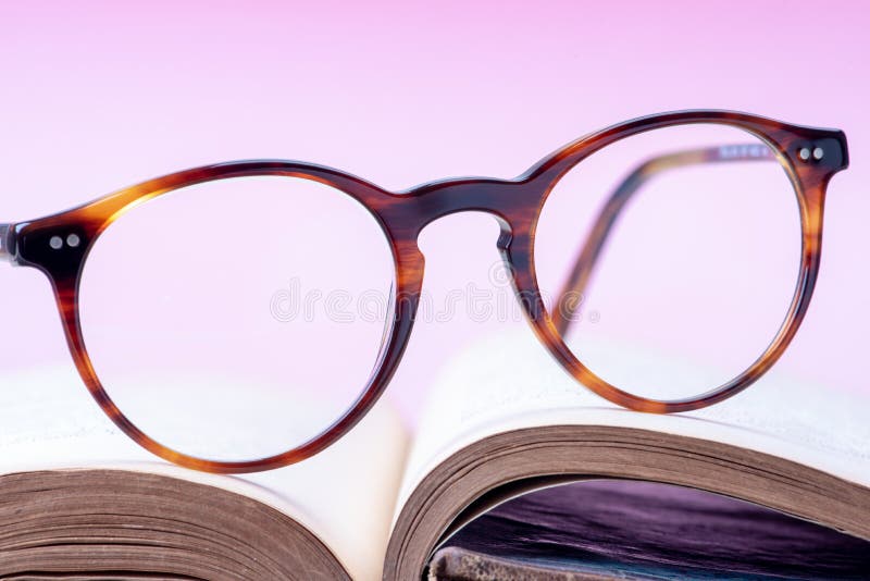 Libro Con Lentes De Lectura Primer Plano Aislado Sobre Fondo Blanco ...