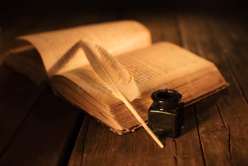 Libro Abierto Viejo Con La Pluma Y El Tintero Imagen de archivo ...