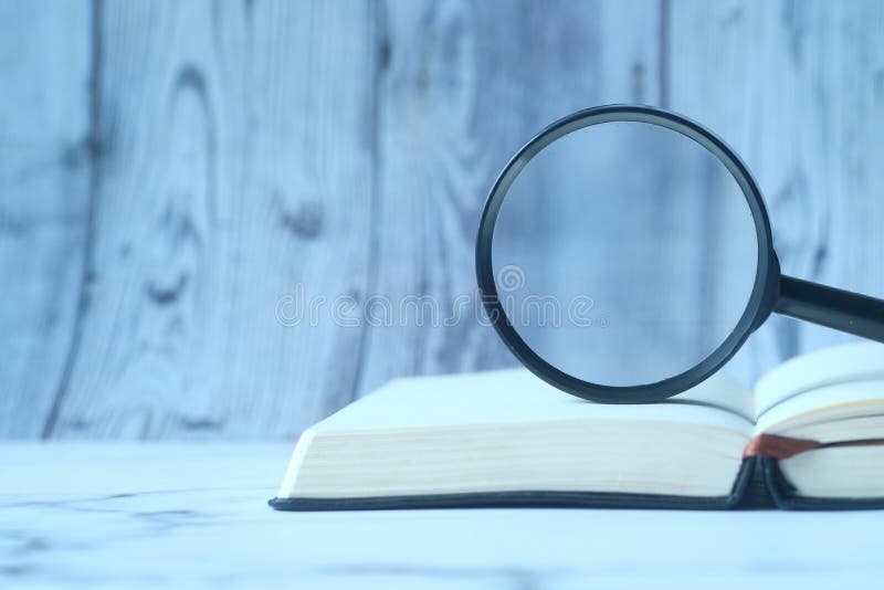 Libro Abierto Y Lupa En La Mesa. Imagen de archivo - Imagen de lectura ...