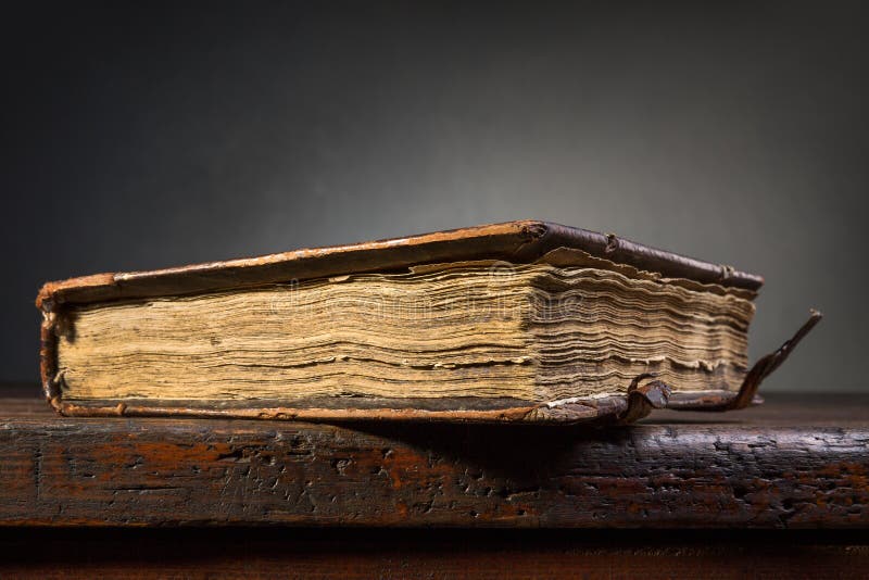 El libro antiguo cerrado foto de archivo. Imagen de papel - 35213988