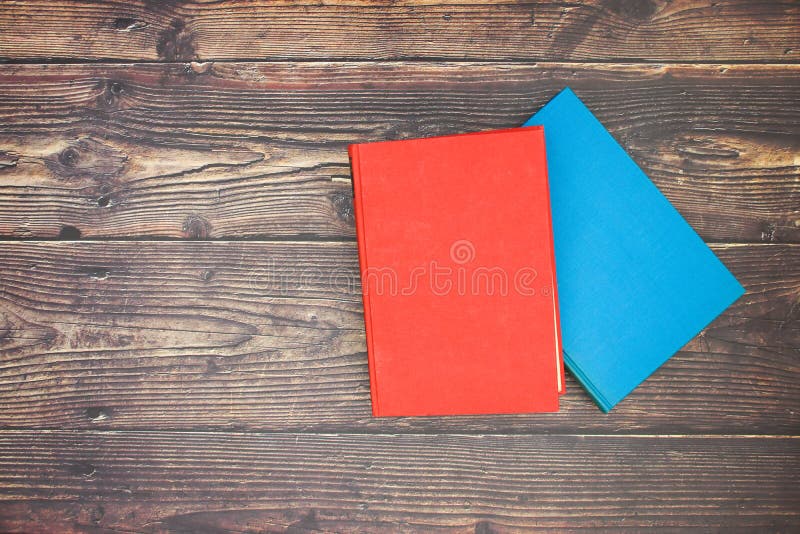 Libro Azul Y Rojo En La Tabla Foto de archivo - Imagen de aislado ...