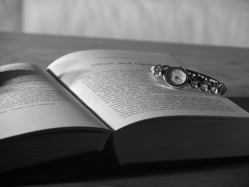 Libro in bianco e nero fotografia stock. Immagine di libro - 42936830