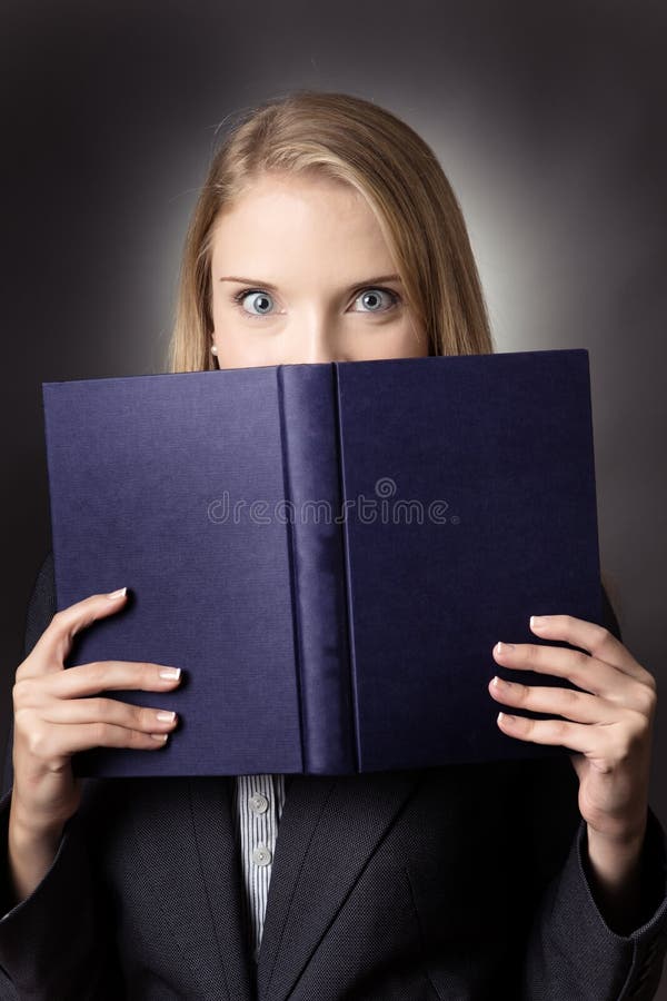 Libro cerca de su cara imagen de archivo. Imagen de lectura - 67829323