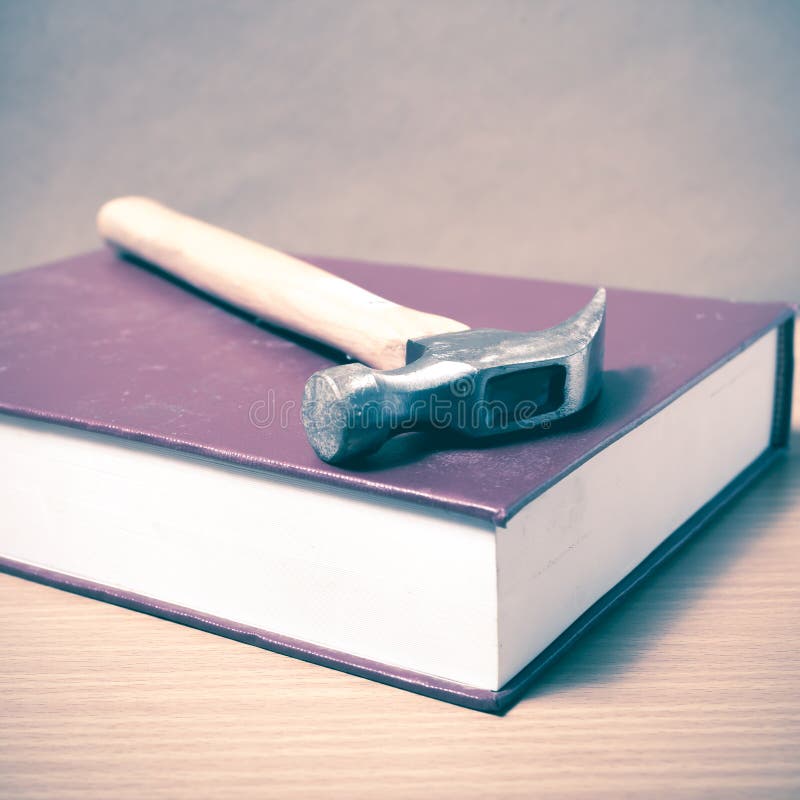 Libro con el martillo foto de archivo. Imagen de judicial - 56616838