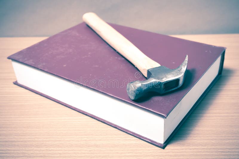 Libro con el martillo foto de archivo. Imagen de judicial - 56616838