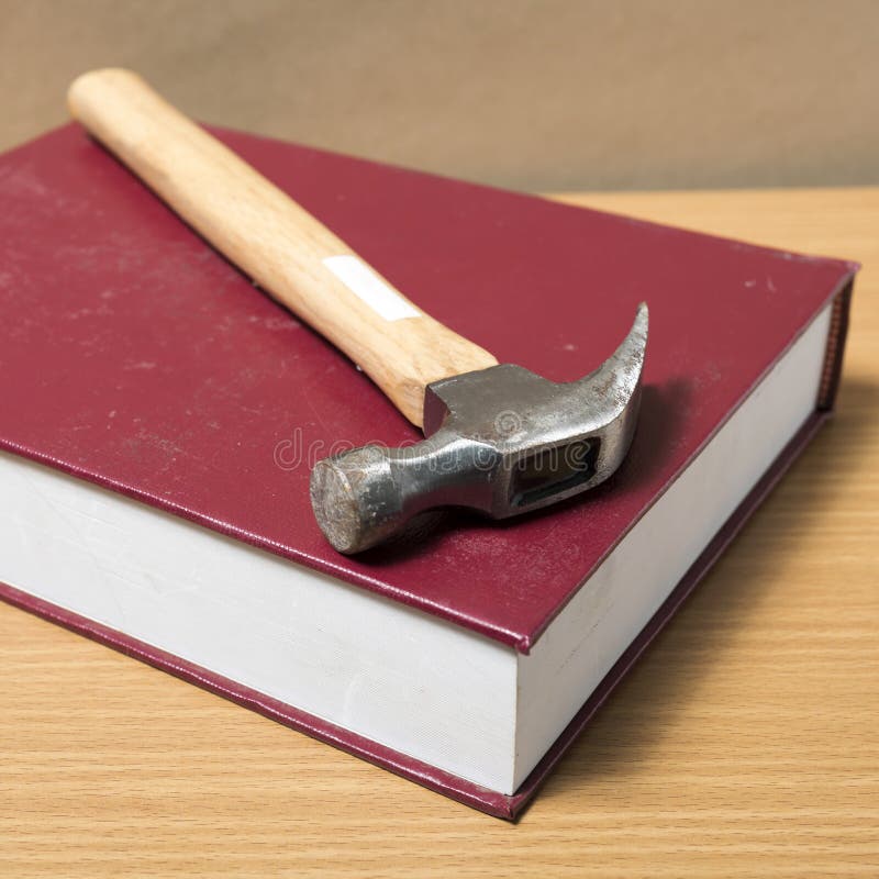 Libro Con Estilo Blanco Y Negro Del Tono Del Color Del Martillo Imagen ...