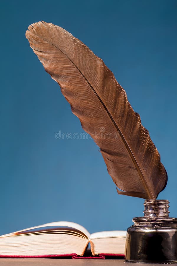 Tintero Azul Y Vidrios Rodeados Por Los Mensajes Y El Enve Antiguos ...