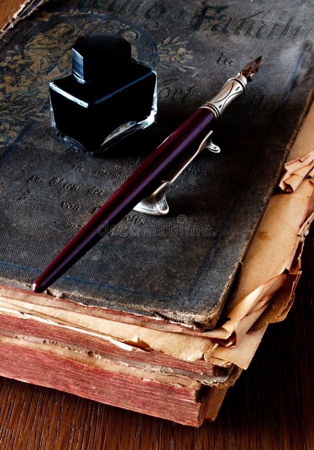 Libro Con Una Pluma Y Una Tinta Foto de archivo - Imagen de historia ...