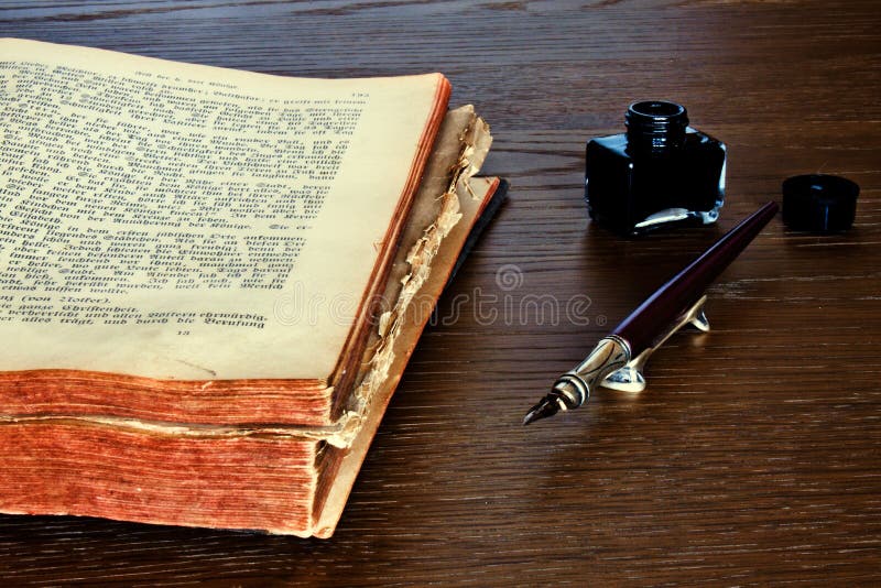 Libro Con Una Pluma Y Una Tinta Foto de archivo - Imagen de escritura ...