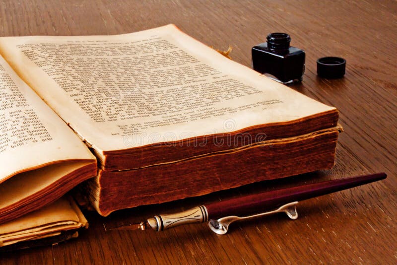 Libro Con Una Pluma Y Una Tinta Foto de archivo - Imagen de historia ...