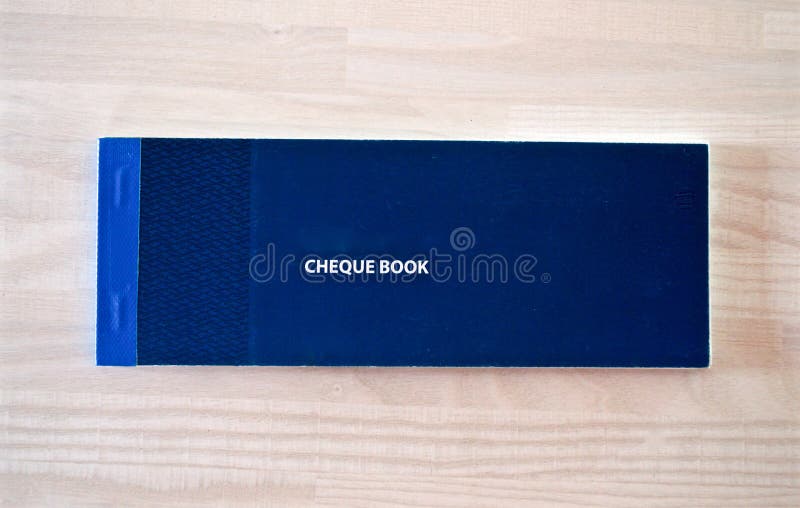 Libro De Cheques Sobre Fondo De Madera Foto de archivo - Imagen de ...
