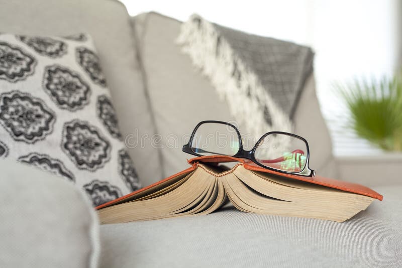 Libro De Lectura Con Las Lentes Imagen de archivo - Imagen de novela ...