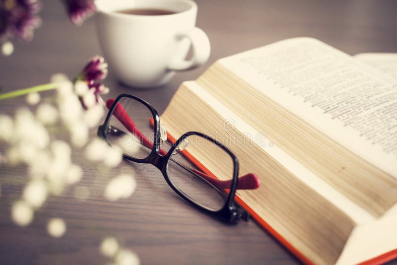 Libro De Lectura Con Las Lentes En La Tabla De Madera Imagen de archivo ...