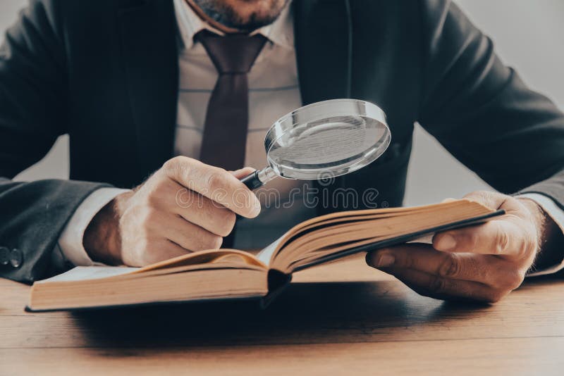 Libro de lectura con lupa foto de archivo. Imagen de examen - 247957280