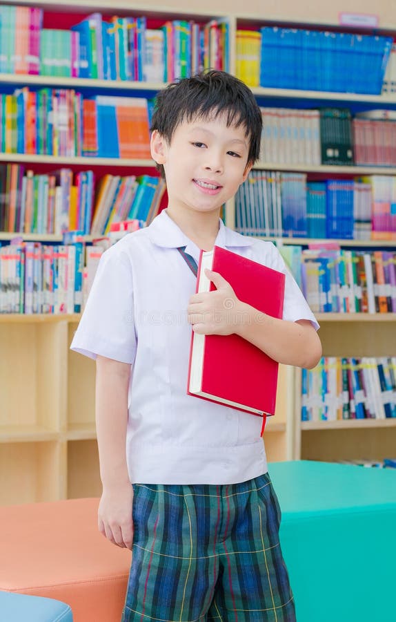 Libro De Lectura Del Estudiante Del Muchacho En Biblioteca Imagen de ...