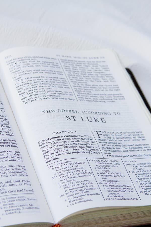 Libro De Lucas En Sagrada Biblia Imagen de archivo - Imagen de ...
