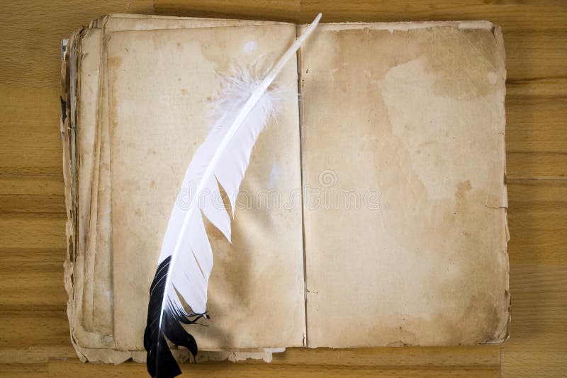 Libro Antiguo Y Pluma De Plumas Sobre Mesa Vintage De Madera Blanca ...