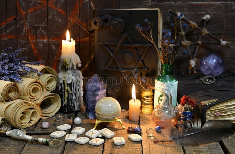 Libro Di Magia Nera Con Le Vecchi Rune, Manoscritti E Cristalli ...