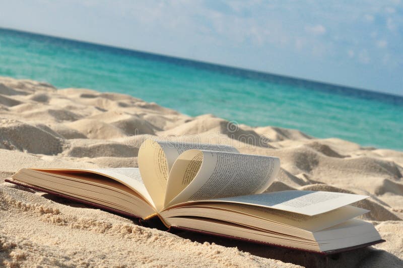 Libro en la playa foto de archivo. Imagen de arena, agua - 46314920