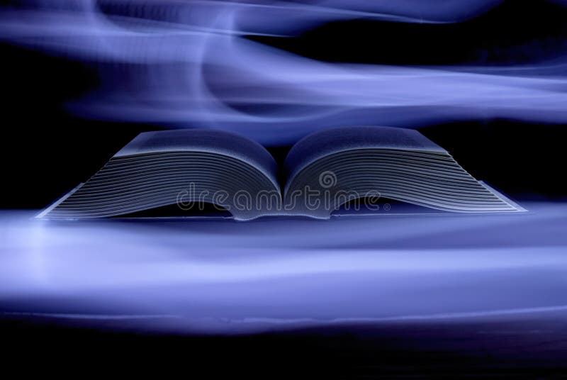 Libro místico en la luz imagen de archivo. Imagen de oscuridad - 4037177