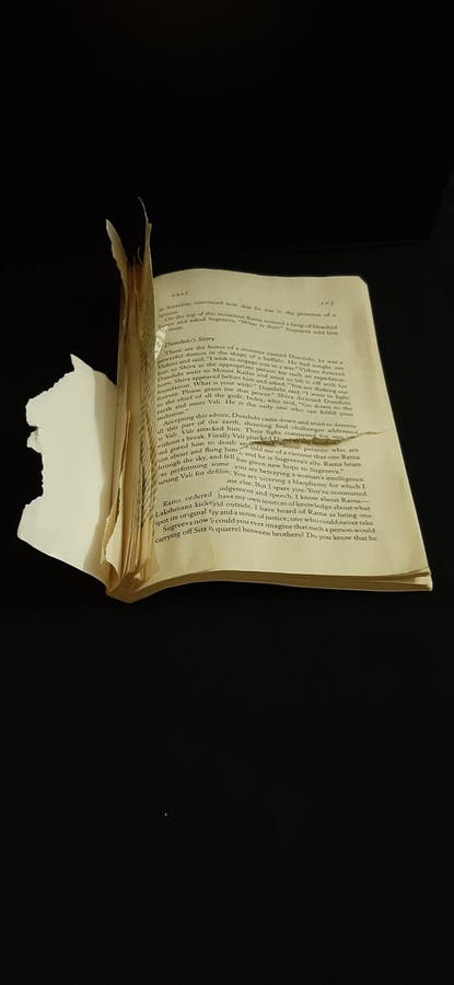 Libro Roto Sobre El Fondo Negro. Imagen de archivo editorial - Imagen ...