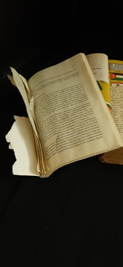 Libro Roto Sobre Fondo Negro . Imagen de archivo editorial - Imagen de ...
