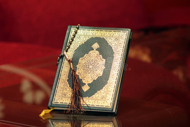 Libro Sacro Del Corano Con Il Rosario Immagine Stock - Immagine di ...