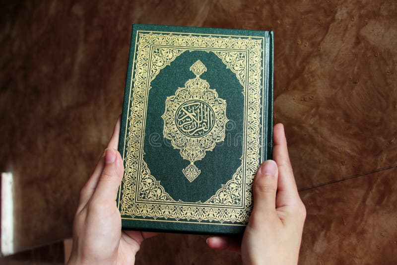 Libro Sacro Di Corano O Del Corano Con La Candela Su Lume Di Candela ...