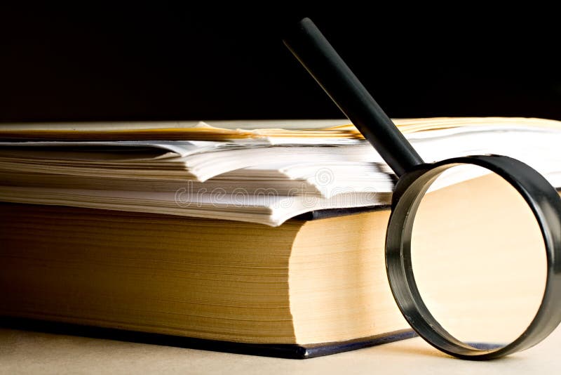 Libro y lupa foto de archivo. Imagen de docto, analysing - 9221514