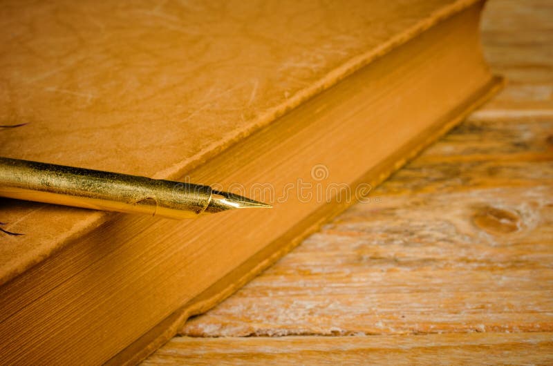 Libro y pluma foto de archivo. Imagen de libros, fuente - 129626922