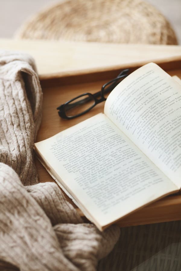 Libro y suéter imagen de archivo. Imagen de paginaciones - 34028677