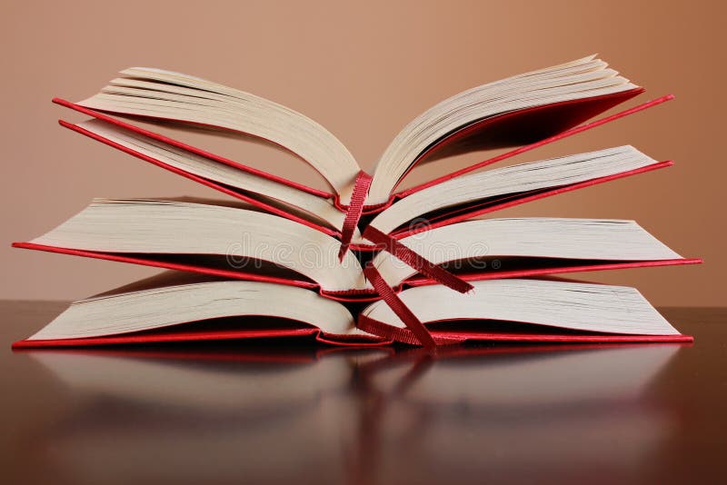 2,369 Cuatro Libros Fotos de stock - Fotos libres de regalías de Dreamstime