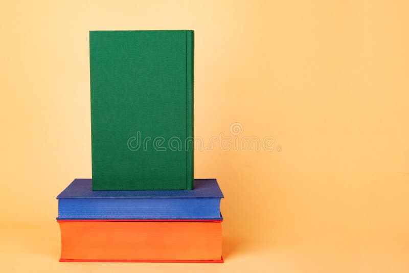 Libros coloridos foto de archivo. Imagen de cubierta - 131942484