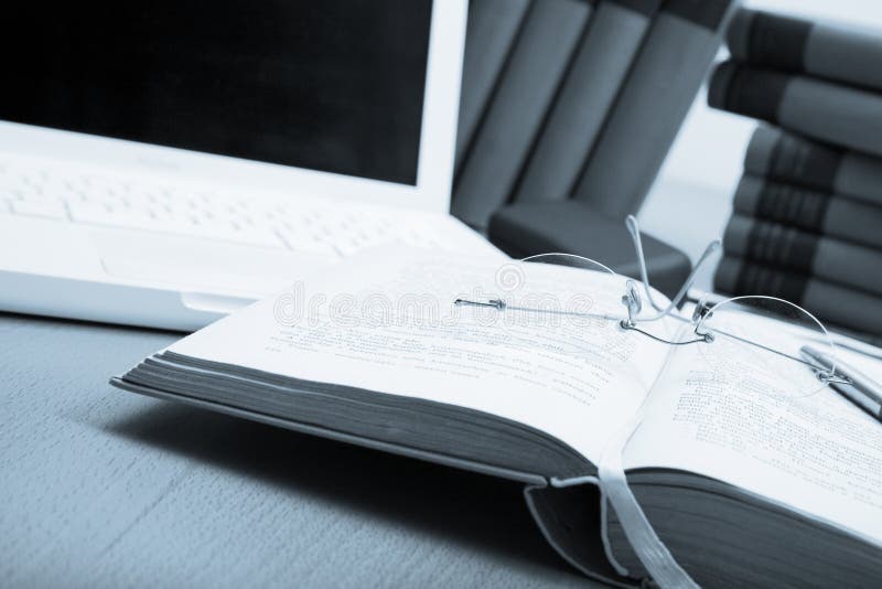 Libros, Computadora Portátil Y Espec. Imagen de archivo - Imagen de ...