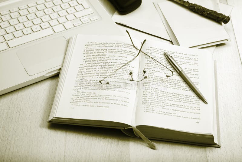 Libros, Computadora Portátil Y Espec. Imagen de archivo - Imagen de ...