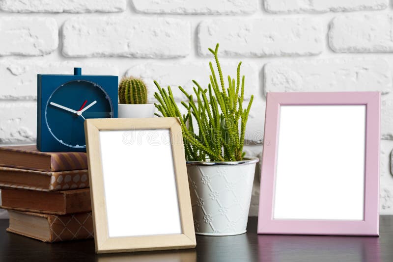 Libros Con Marco De Imagen Sobre Mesa De Madera Imagen de archivo ...