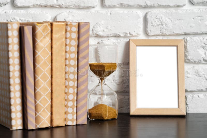 Libros Con Marco De Imagen Sobre Mesa De Madera Imagen de archivo ...