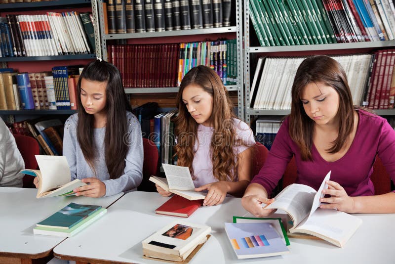 Libros De Lectura De Las Colegialas En Biblioteca Foto de archivo ...
