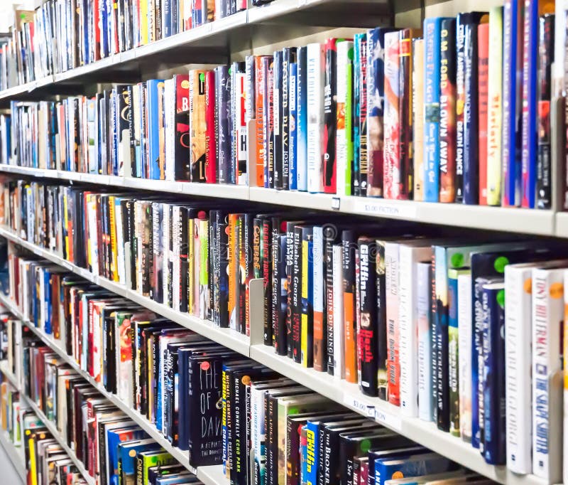 Estante En Biblioteca Con Los Libros Para La Venta Fotografía editorial ...